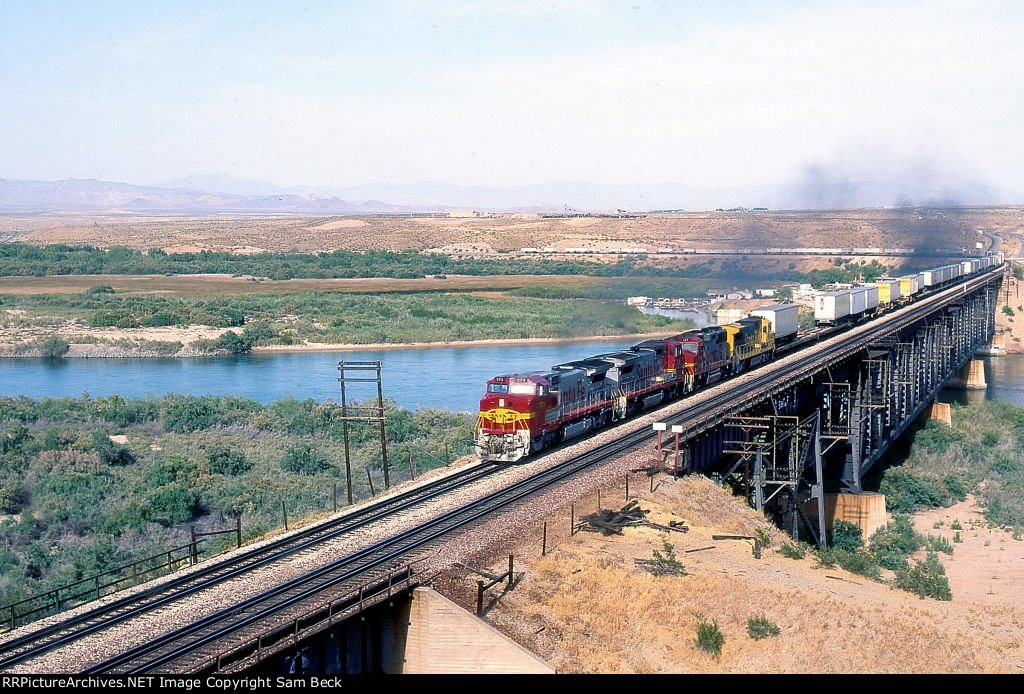 ATSF 573, 541, 127, and 7437 on #189